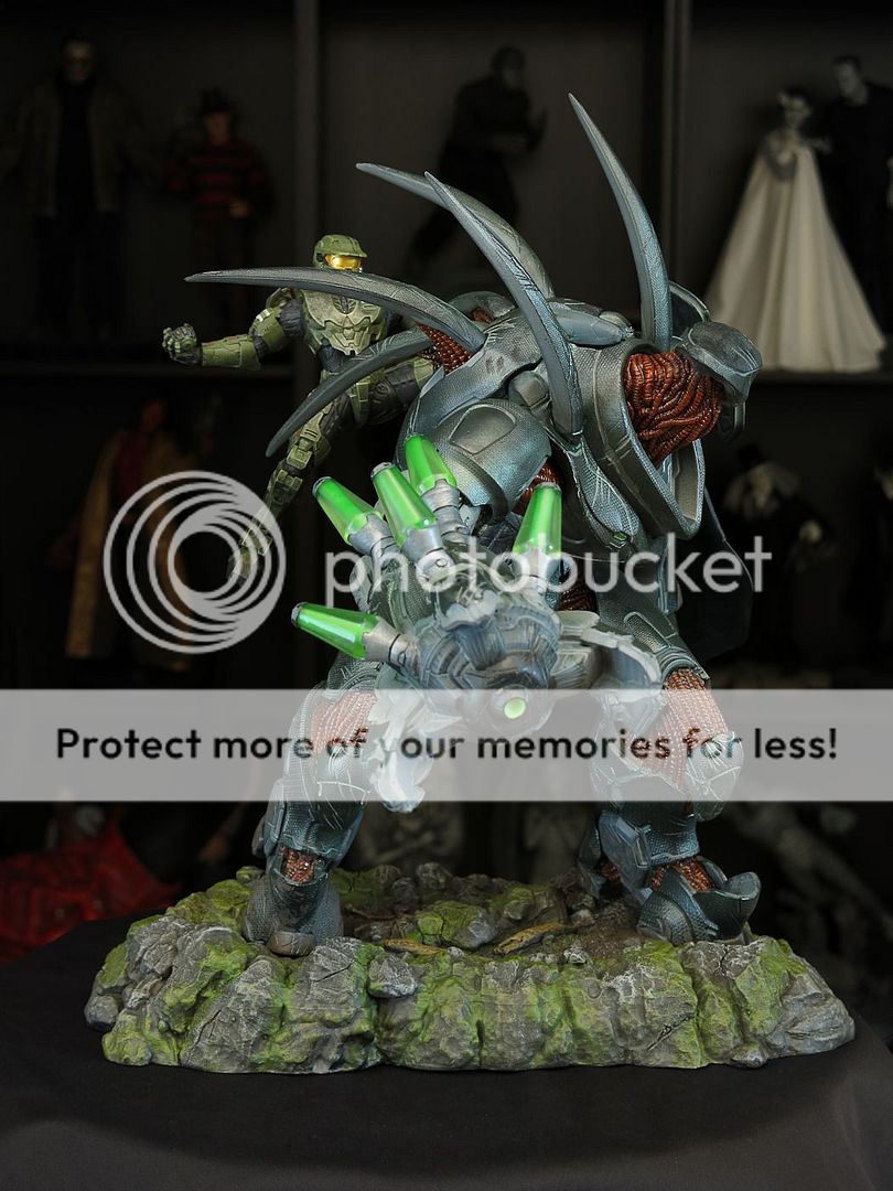 Halo 4 Master Chief vs Hunter statue - Statue Forum