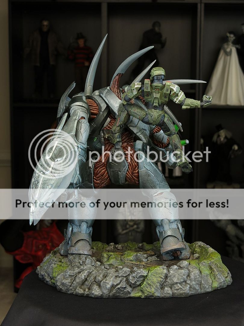 Halo 4 Master Chief vs Hunter statue - Statue Forum