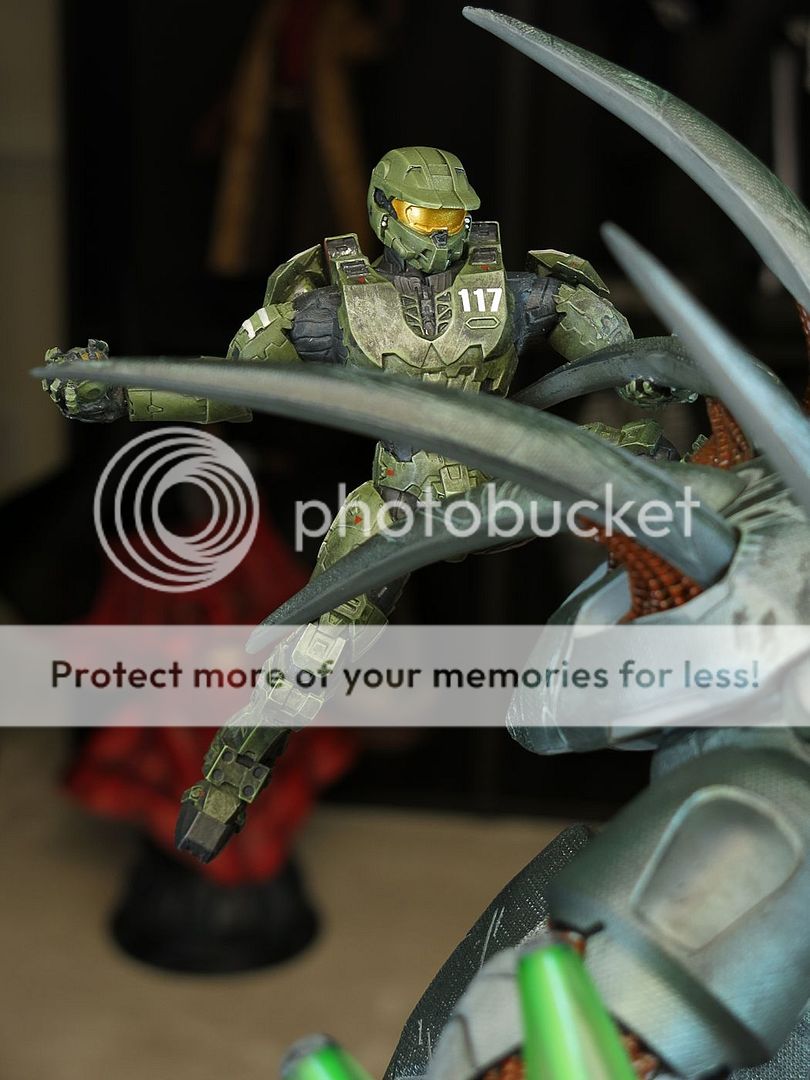 Halo 4 Master Chief vs Hunter statue - Statue Forum