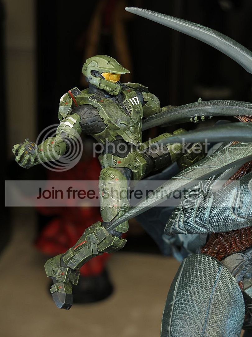 Halo 4 Master Chief vs Hunter statue - Statue Forum