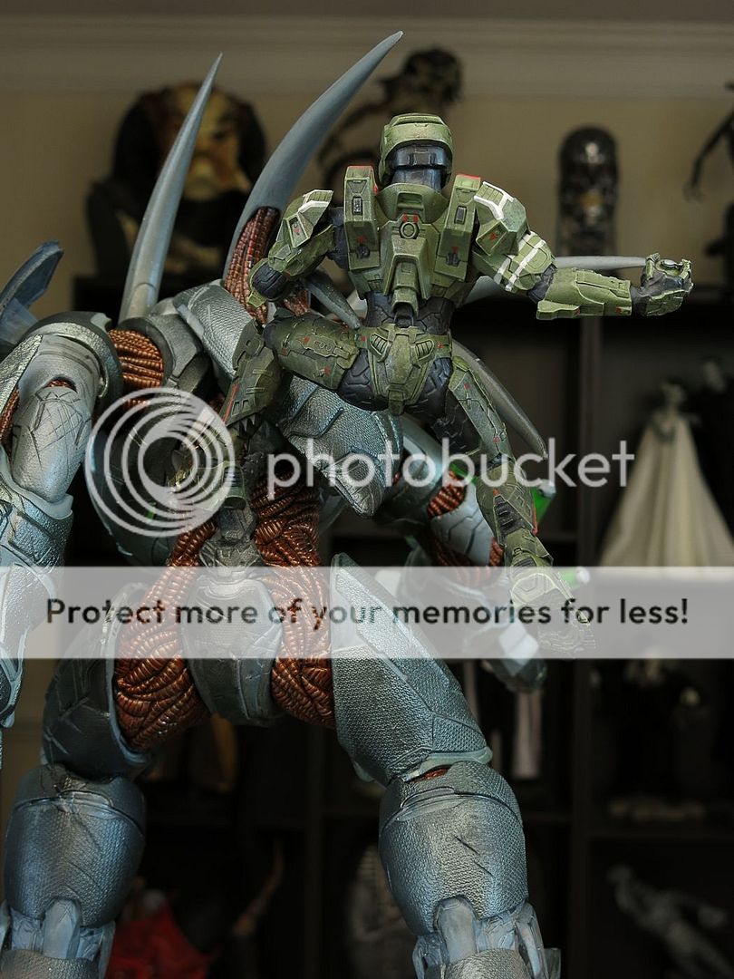 Halo 4 Master Chief vs Hunter statue - Statue Forum