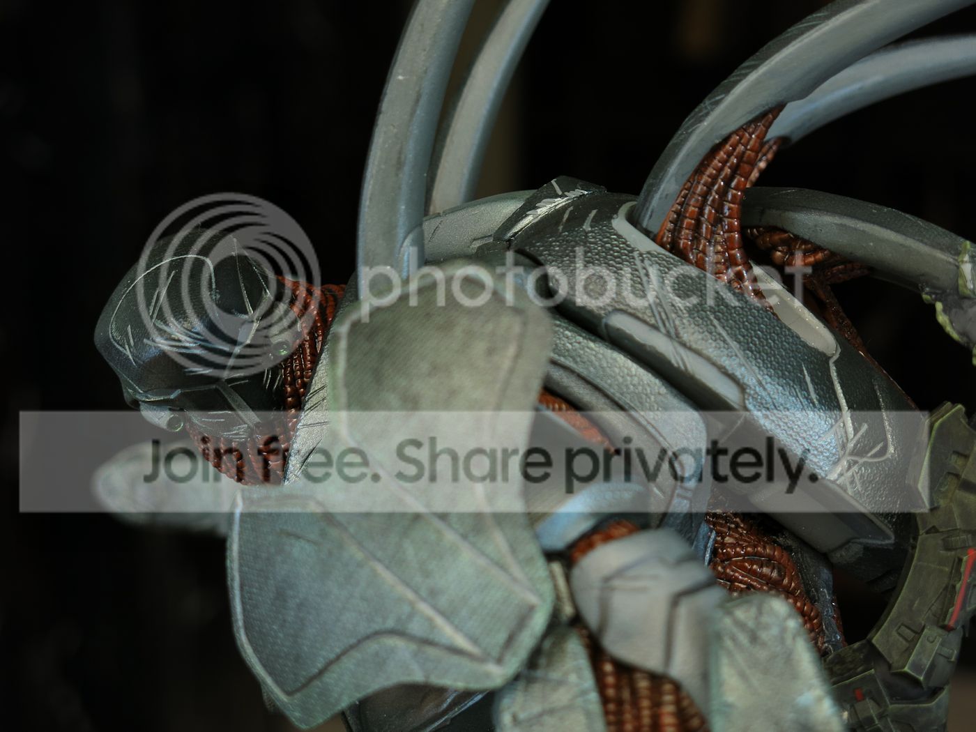 Halo 4 Master Chief vs Hunter statue - Statue Forum